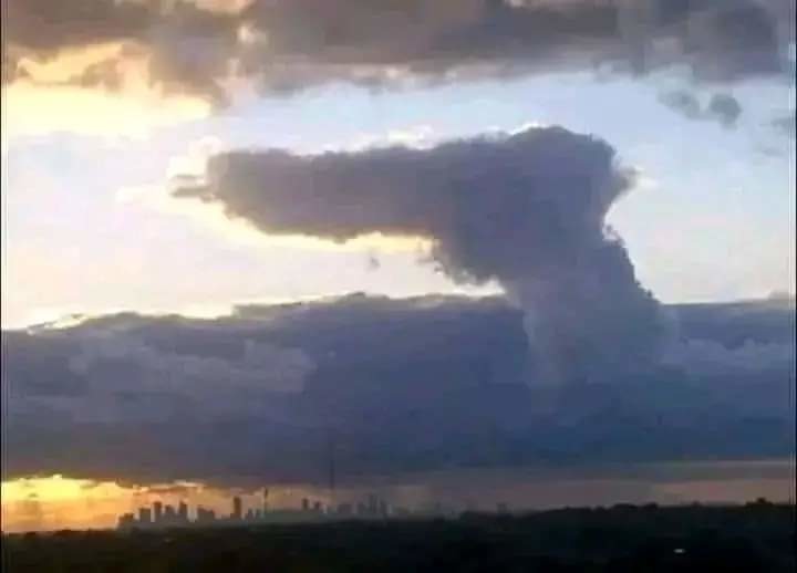 Nube con forma de pistola - Meme subido por omor965 :) Memedroid