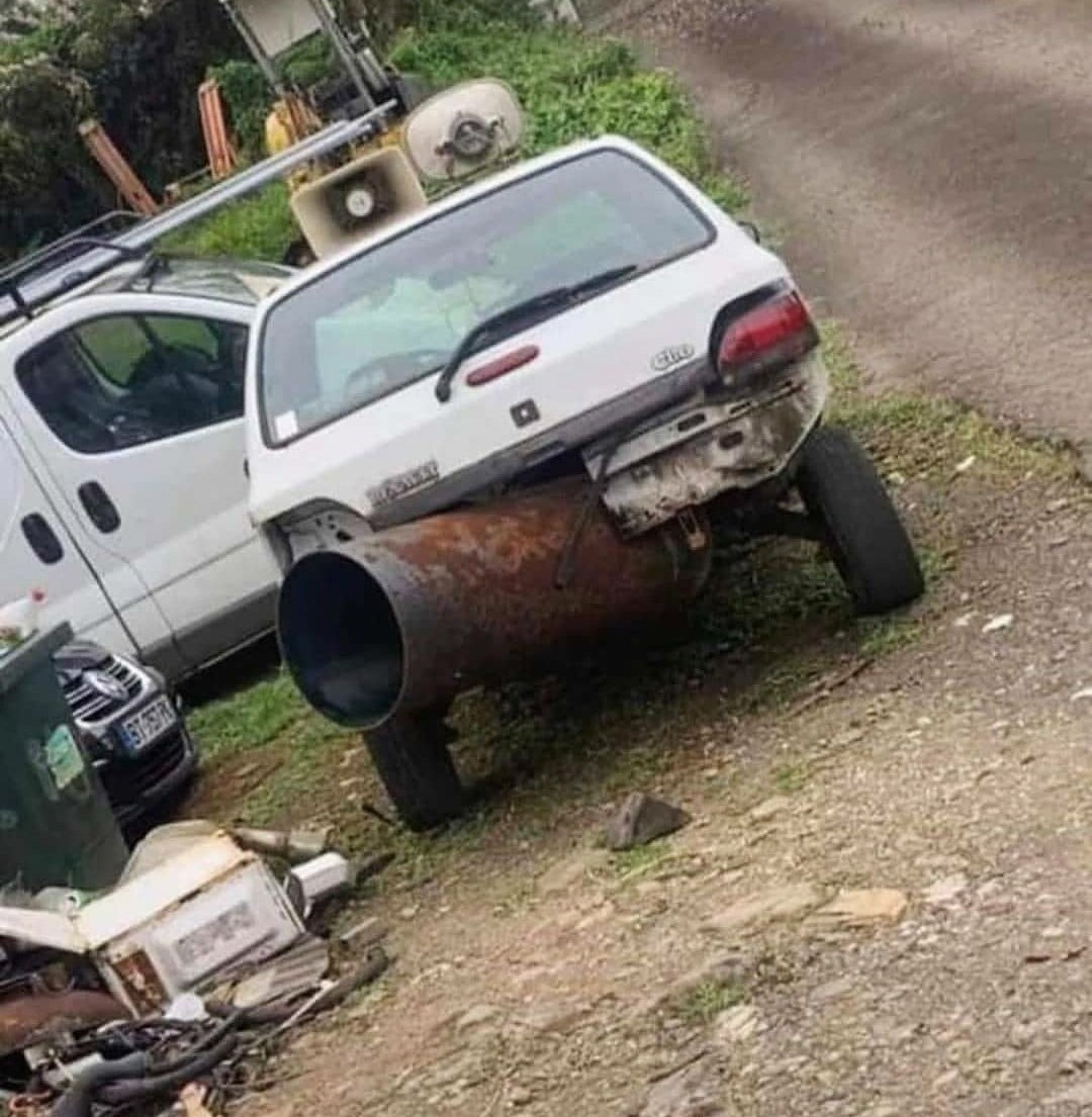 Ta bonito el tubo de escape - Meme subido por El_huevo_cafe_687 ...